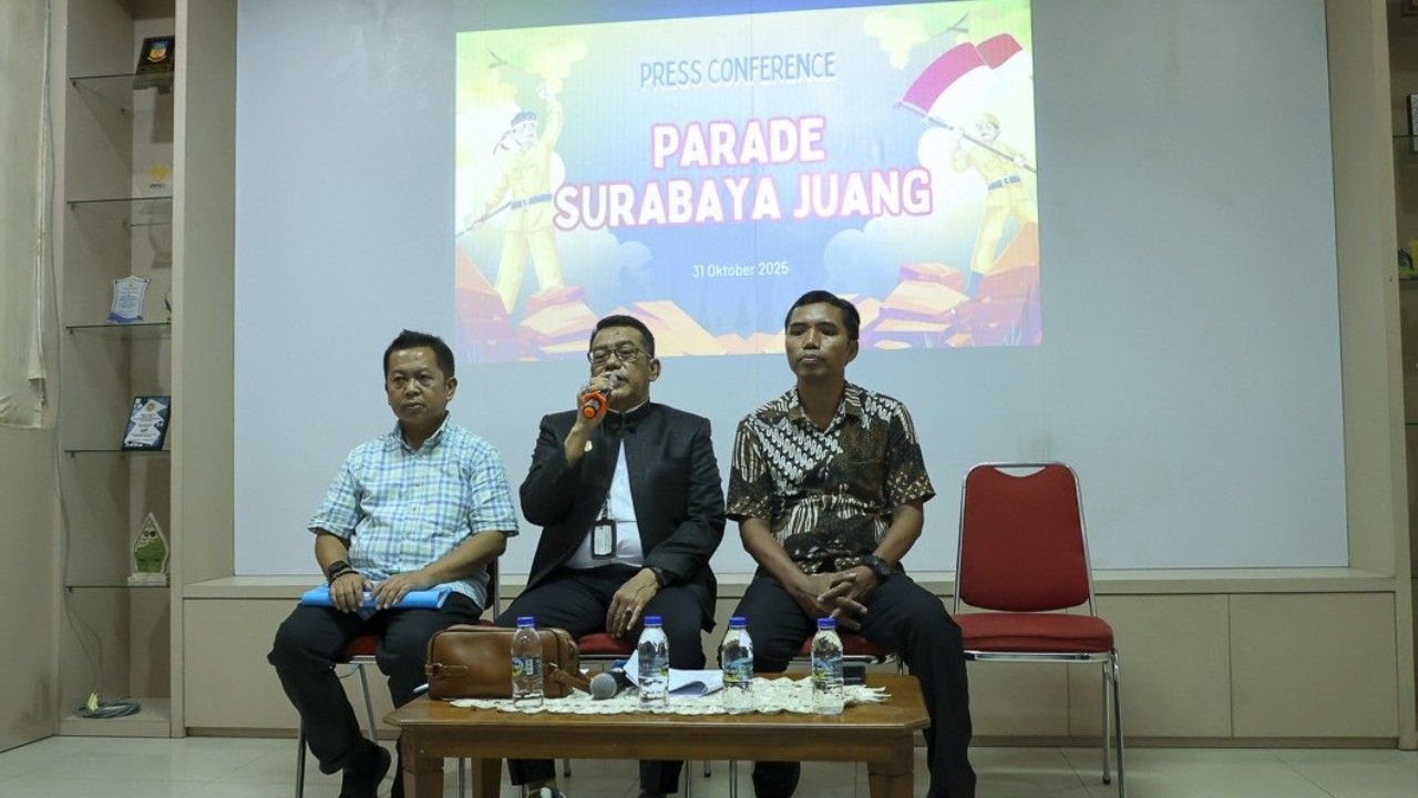 Ning Rini Indriyani Pimpin Laskar Putri, Parade Surabaya Juang 2025 ...